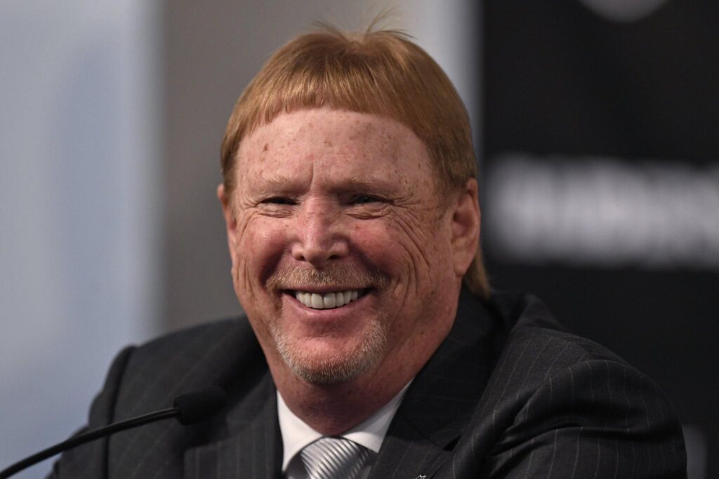 Alle machen sich über Raiders-Besitzer Mark Davis wegen seiner ...